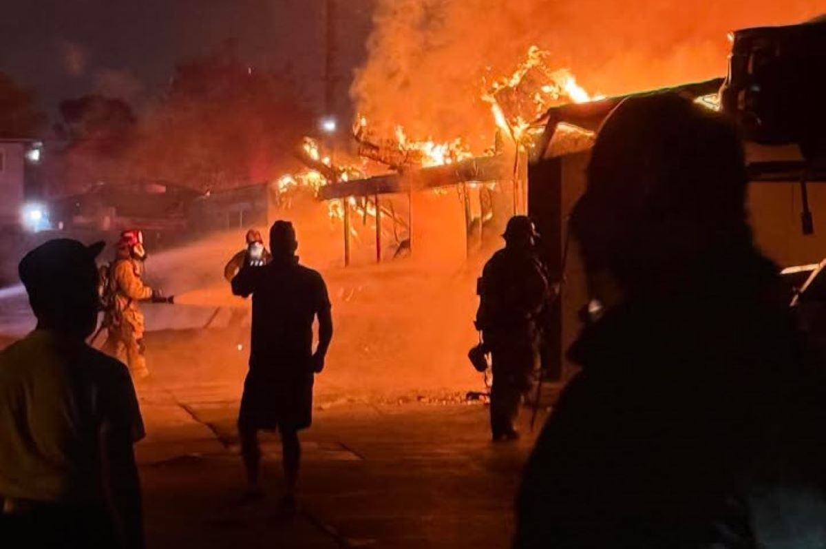 Early morning fire at a Santa Ana apartment complex destroys several ...